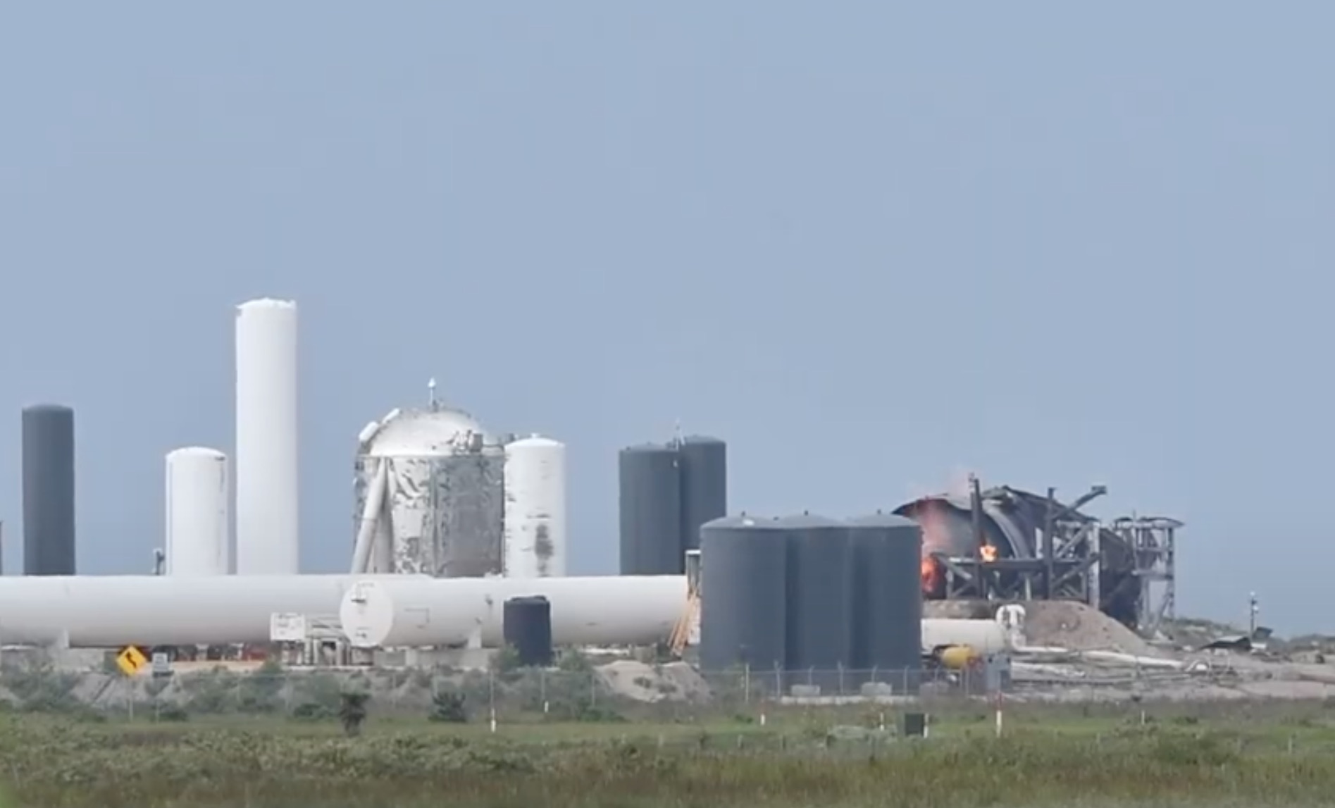 Прототип корабля Starship SN4 компании SpaceX Илона Маска взорвался при ...